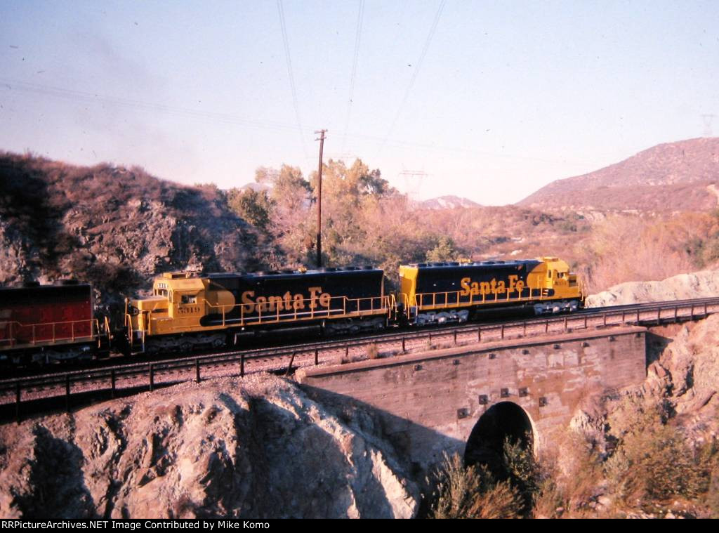 Santa Fe SD45's 5334 and 5319